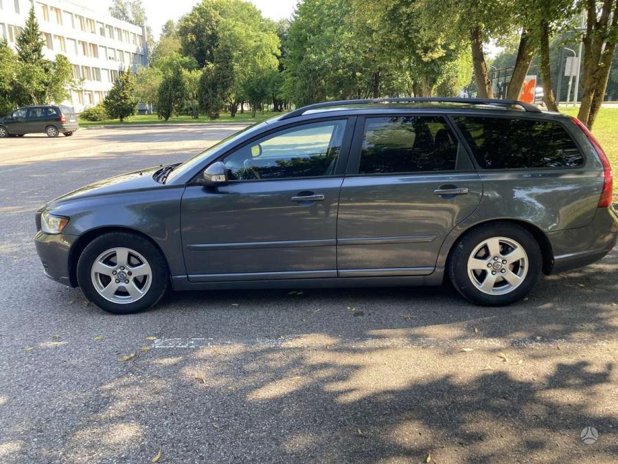 Grey Volvo V50 2012 in Vilnius, with an engine capacity of 1.56 L and mileage of 279 thousand km for 2699 €, photo 4 on AUTOMOTO.COM.LV