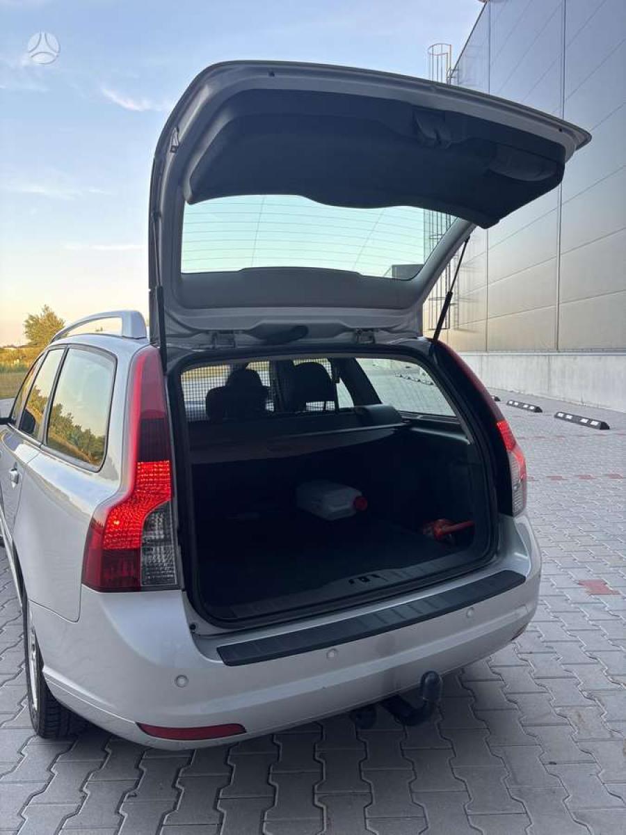 Grey Volvo V50 2012 in Siauliai, with an engine capacity of 1.56 L and mileage of 246 thousand km for 3600 €, photo 9 on AUTOMOTO.COM.LV