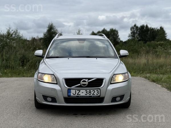 Grey Volvo V50 2012 in Riga, with an engine capacity of 1.60 L and mileage of 318 thousand km for 2600 €, photo 1 on AUTOMOTO.COM.LV