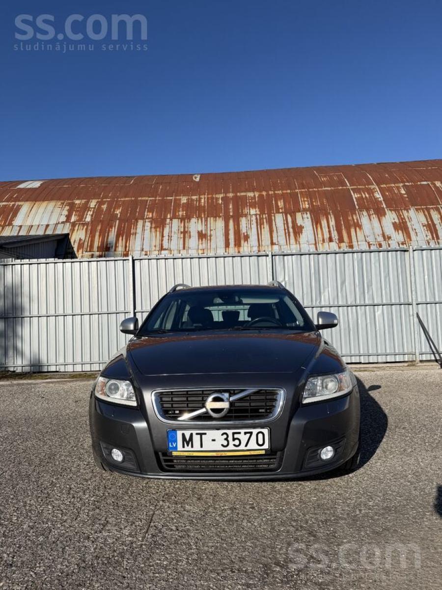 Grey Volvo V50 2012 in Riga, with an engine capacity of 1.60 L and mileage of 310 thousand km for 2500 €, photo 3 on AUTOMOTO.COM.LV