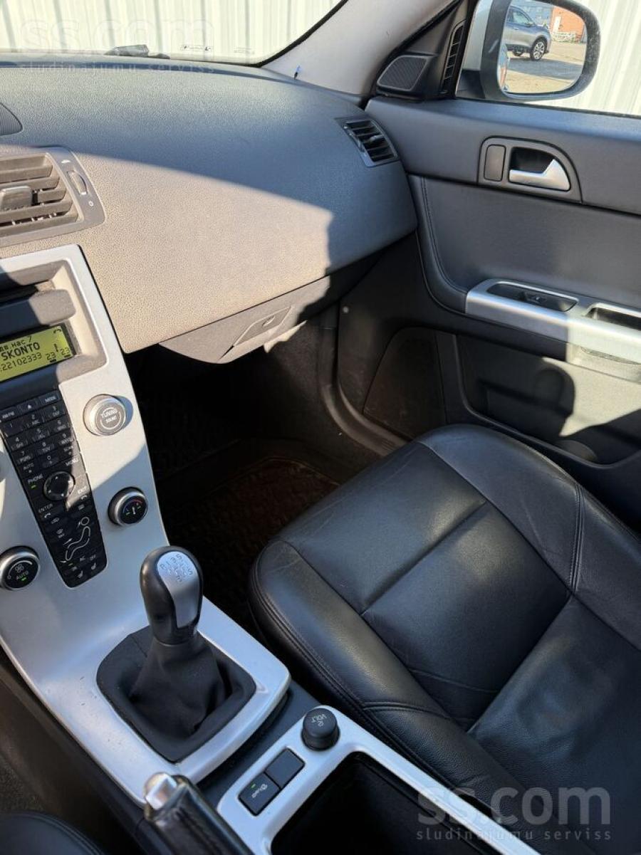 Grey Volvo V50 2012 in Riga, with an engine capacity of 1.60 L and mileage of 310 thousand km for 2500 €, photo 11 on AUTOMOTO.COM.LV