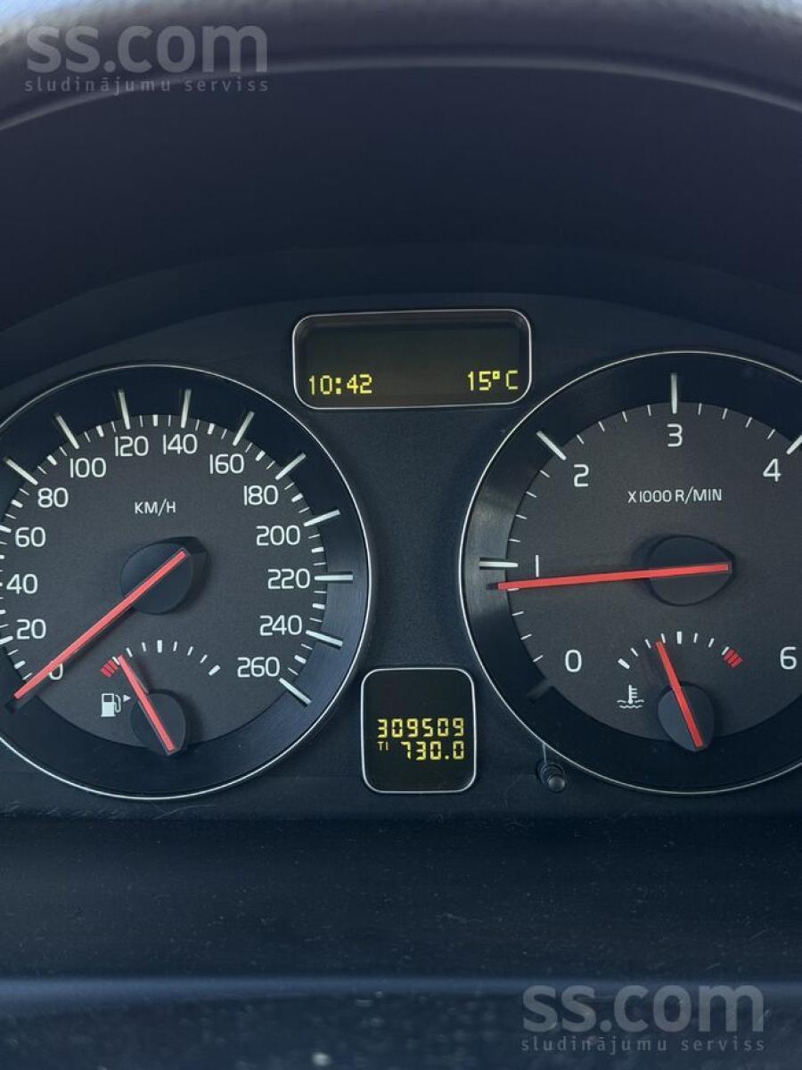 Grey Volvo V50 2012 in Riga, with an engine capacity of 1.60 L and mileage of 310 thousand km for 2500 €, photo 13 on AUTOMOTO.COM.LV