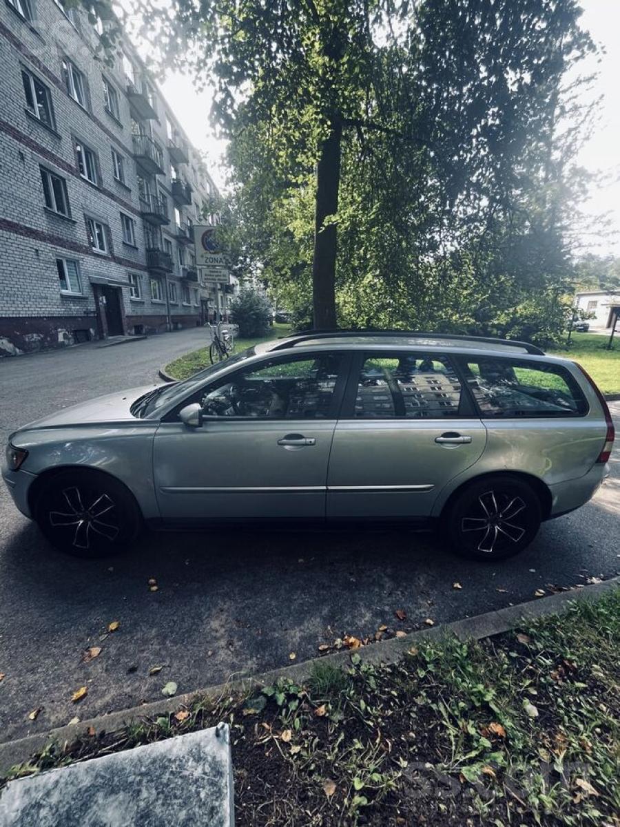 Volvo V50 2005 in Riga, with an engine capacity of 2.00 L and mileage of 327 thousand km for 1500 €, photo 3 on AUTOMOTO.COM.LV