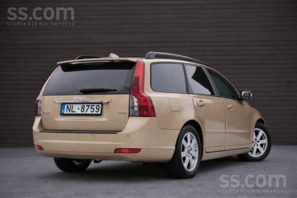 Orange Volvo V50 2008 in Riga, with an engine capacity of 2.00 L and mileage of 303 thousand km for 3990 €, photo 3 on AUTOMOTO.COM.LV