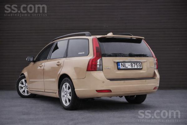 Orange Volvo V50 2008 in Riga, with an engine capacity of 2.00 L and mileage of 303 thousand km for 3990 €, photo 4 on AUTOMOTO.COM.LV