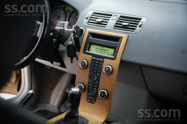 Orange Volvo V50 2008 in Riga, with an engine capacity of 2.00 L and mileage of 303 thousand km for 3990 €, photo 5 on AUTOMOTO.COM.LV