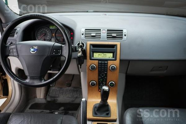 Orange Volvo V50 2008 in Riga, with an engine capacity of 2.00 L and mileage of 303 thousand km for 3990 €, photo 8 on AUTOMOTO.COM.LV