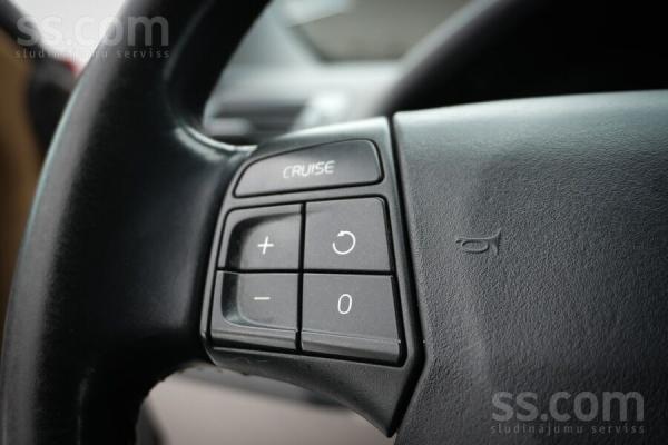 Orange Volvo V50 2008 in Riga, with an engine capacity of 2.00 L and mileage of 303 thousand km for 3990 €, photo 10 on AUTOMOTO.COM.LV
