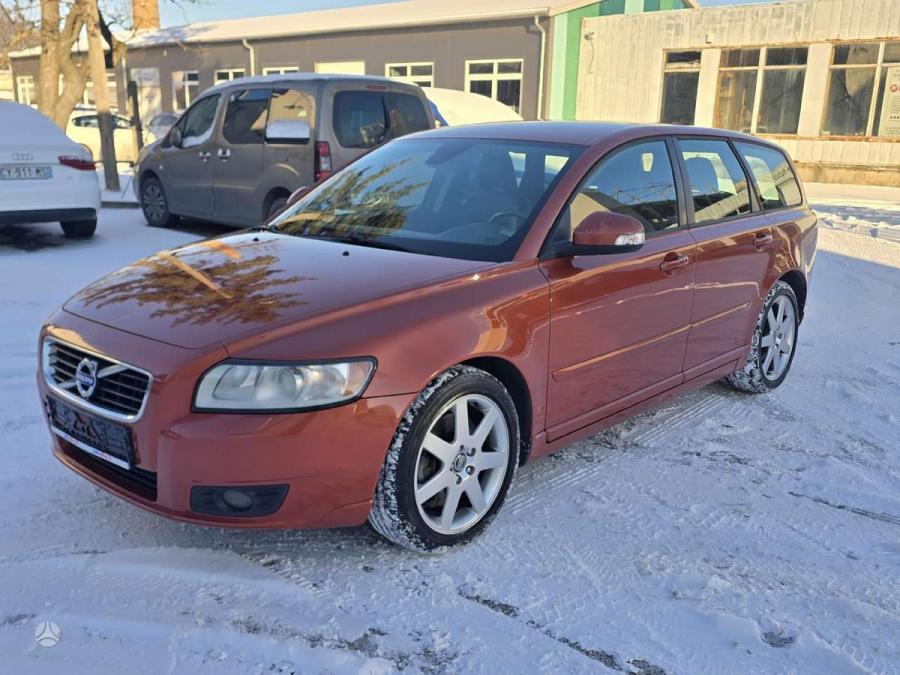 Orange Volvo V50 2011 in Kaunas, with an engine capacity of 1.98 L and mileage of 243 thousand km for 3750 €, photo 1 on AUTOMOTO.COM.LV