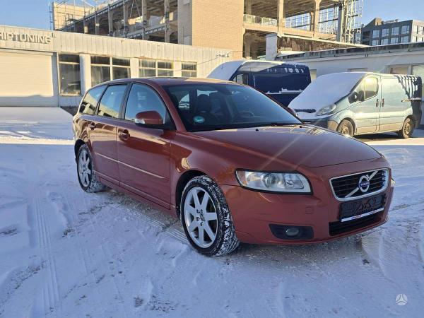 Orange Volvo V50 2011 in Kaunas, with an engine capacity of 1.98 L and mileage of 243 thousand km for 3750 €, photo 2 on AUTOMOTO.COM.LV