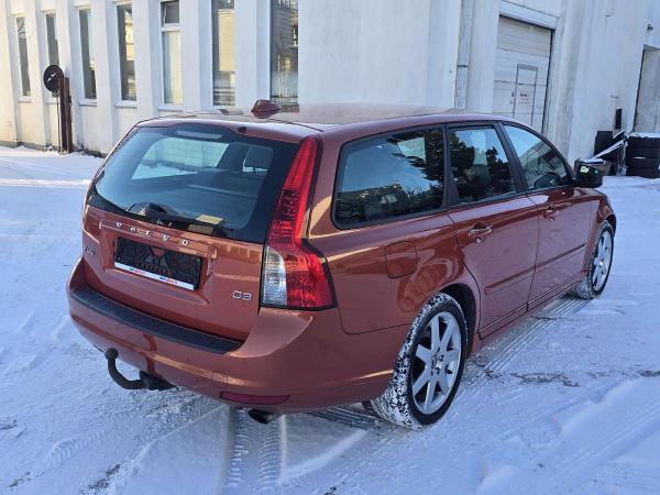 Orange Volvo V50 2011 in Kaunas, with an engine capacity of 1.98 L and mileage of 243 thousand km for 3750 €, photo 4 on AUTOMOTO.COM.LV