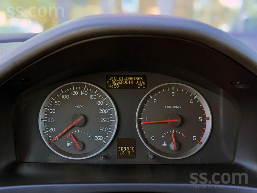 Sarkans Volvo V50 2004 Rīga, ar dzinēja tilpumu 2.00 L un nobraukumu 363 tūkst. km par 1490 €, foto 18 vietnē AUTOMOTO.COM.LV