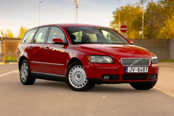 Red Volvo V50 2004 in Riga, with an engine capacity of 2.00 L and mileage of 321 thousand km for 2800 €, photo 1 on AUTOMOTO.COM.LV
