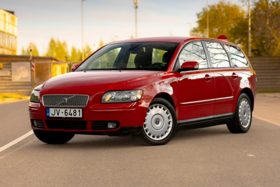 Red Volvo V50 2004 in Riga, with an engine capacity of 2.00 L and mileage of 321 thousand km for 2800 €, photo 3 on AUTOMOTO.COM.LV