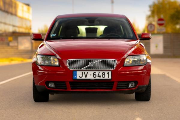 Red Volvo V50 2004 in Riga, with an engine capacity of 2.00 L and mileage of 321 thousand km for 2800 €, photo 3 on AUTOMOTO.COM.LV