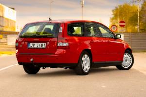Red Volvo V50 2004 in Riga, with an engine capacity of 2.00 L and mileage of 321 thousand km for 2800 €, photo 5 on AUTOMOTO.COM.LV