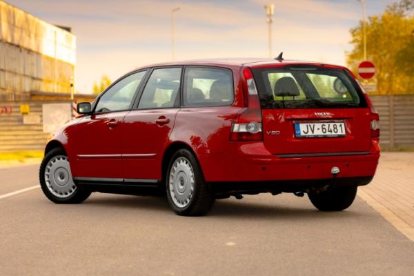 Red Volvo V50 2004 in Riga, with an engine capacity of 2.00 L and mileage of 321 thousand km for 2800 €, photo 5 on AUTOMOTO.COM.LV
