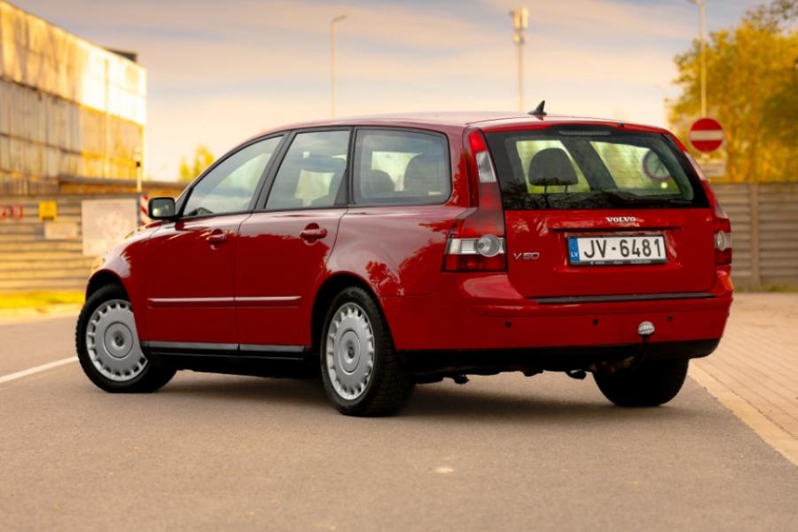 Red Volvo V50 2004 in Riga, with an engine capacity of 2.00 L and mileage of 321 thousand km for 2800 €, photo 6 on AUTOMOTO.COM.LV