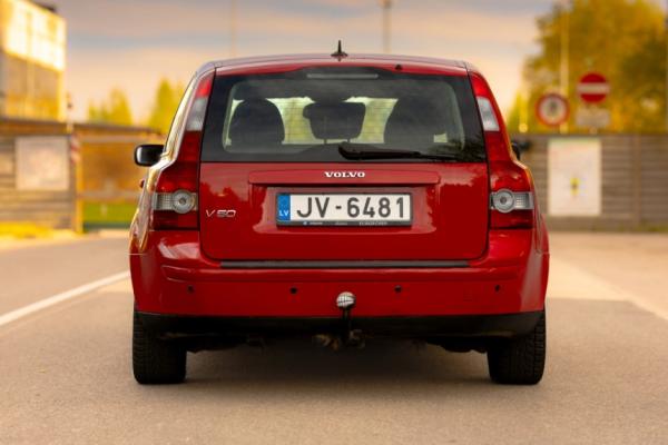 Red Volvo V50 2004 in Riga, with an engine capacity of 2.00 L and mileage of 321 thousand km for 2800 €, photo 6 on AUTOMOTO.COM.LV
