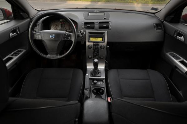 Red Volvo V50 2004 in Riga, with an engine capacity of 2.00 L and mileage of 321 thousand km for 2800 €, photo 8 on AUTOMOTO.COM.LV