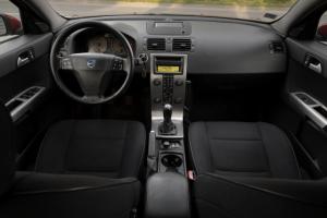 Red Volvo V50 2004 in Riga, with an engine capacity of 2.00 L and mileage of 321 thousand km for 2800 €, photo 9 on AUTOMOTO.COM.LV