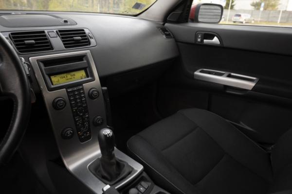 Red Volvo V50 2004 in Riga, with an engine capacity of 2.00 L and mileage of 321 thousand km for 2800 €, photo 9 on AUTOMOTO.COM.LV