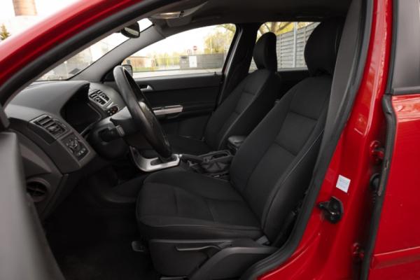 Red Volvo V50 2004 in Riga, with an engine capacity of 2.00 L and mileage of 321 thousand km for 2800 €, photo 10 on AUTOMOTO.COM.LV