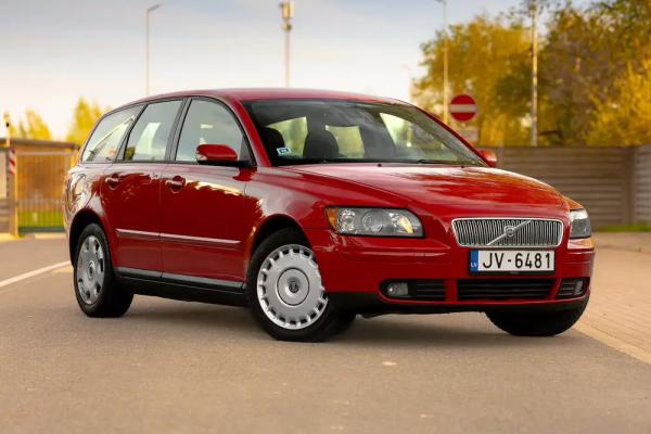 Sarkans Volvo V50 2004 Jelgava, ar dzinēja tilpumu 2.00 L un nobraukumu 321 tūkst. km par 1900 €, foto 1 vietnē AUTOMOTO.COM.LV