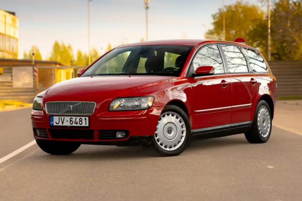 Sarkans Volvo V50 2004 Jelgava, ar dzinēja tilpumu 2.00 L un nobraukumu 321 tūkst. km par 1900 €, foto 2 vietnē AUTOMOTO.COM.LV