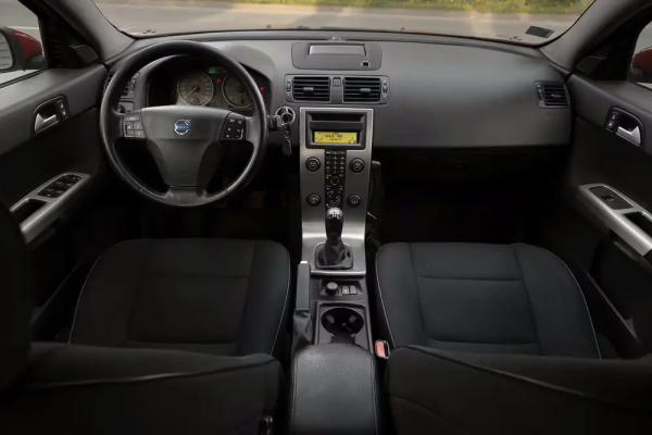 Sarkans Volvo V50 2004 Jelgava, ar dzinēja tilpumu 2.00 L un nobraukumu 321 tūkst. km par 1900 €, foto 8 vietnē AUTOMOTO.COM.LV