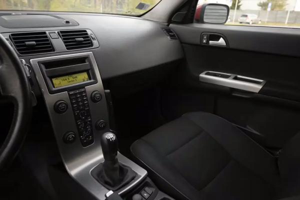 Sarkans Volvo V50 2004 Jelgava, ar dzinēja tilpumu 2.00 L un nobraukumu 321 tūkst. km par 1900 €, foto 9 vietnē AUTOMOTO.COM.LV