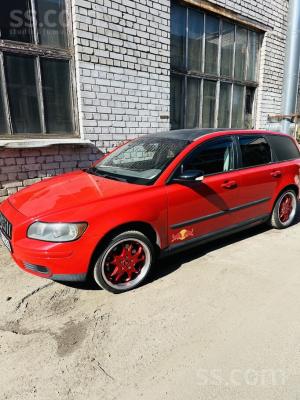 Красный Вольво В50 2004 в Рига, объемом двигателя 2.00 л и пробегом 426 тыс. км за 1000 €, фото  на AUTOMOTO.COM.LV