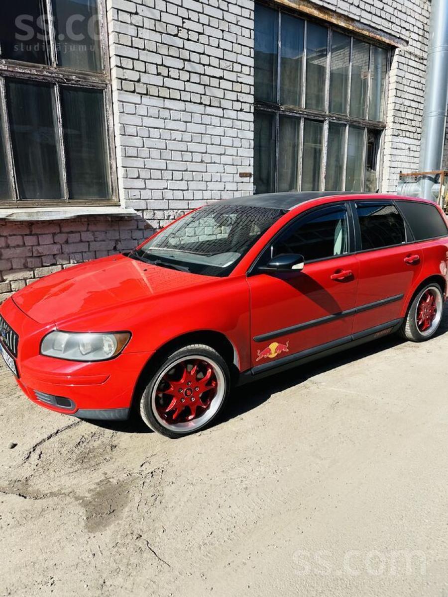 Red Volvo V50 2004 in Riga, with an engine capacity of 2.00 L and mileage of 426 thousand km for 1000 €, photo 1 on AUTOMOTO.COM.LV