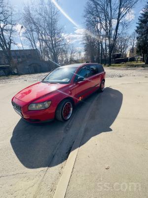 Red Volvo V50 2004 in Riga, with an engine capacity of 2.00 L and mileage of 426 thousand km for 1000 €, photo 3 on AUTOMOTO.COM.LV