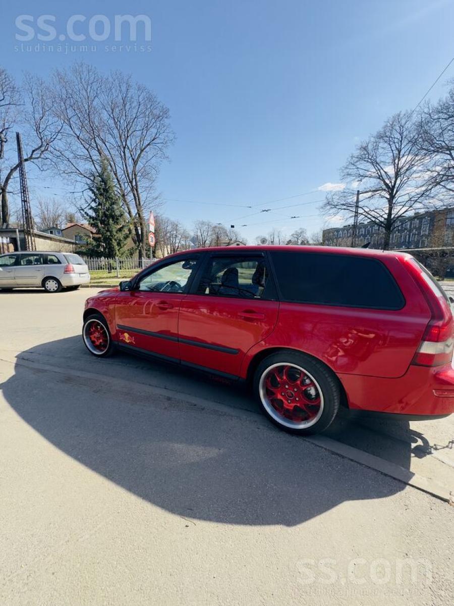 Red Volvo V50 2004 in Riga, with an engine capacity of 2.00 L and mileage of 426 thousand km for 1000 €, photo 5 on AUTOMOTO.COM.LV