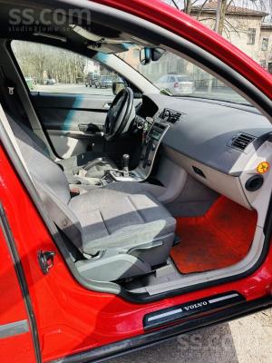 Red Volvo V50 2004 in Riga, with an engine capacity of 2.00 L and mileage of 426 thousand km for 1000 €, photo 8 on AUTOMOTO.COM.LV