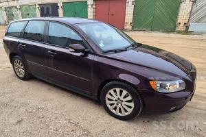 Sarkans Volvo V50 2005 Tukums, ar dzinēja tilpumu 2.00 L un nobraukumu 450 tūkst. km par 800 €, foto  vietnē AUTOMOTO.COM.LV