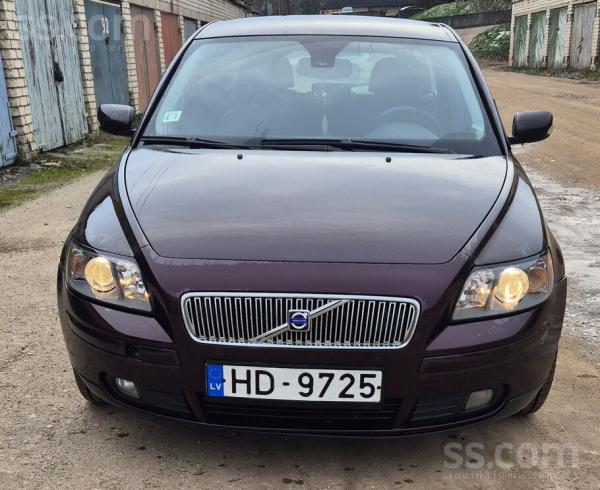 Red Volvo V50 2005 in Tukums, with an engine capacity of 2.00 L and mileage of 450 thousand km for 800 €, photo 2 on AUTOMOTO.COM.LV