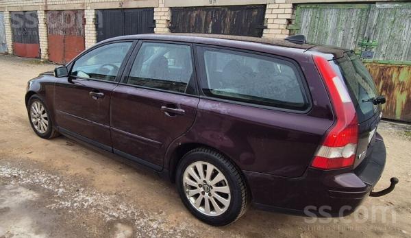 Red Volvo V50 2005 in Tukums, with an engine capacity of 2.00 L and mileage of 450 thousand km for 800 €, photo 4 on AUTOMOTO.COM.LV