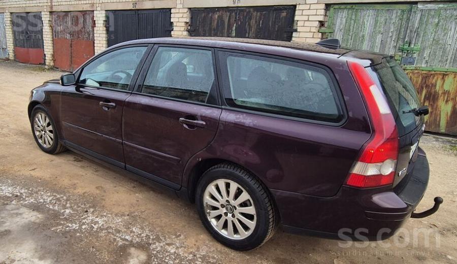 Red Volvo V50 2005 in Tukums, with an engine capacity of 2.00 L and mileage of 450 thousand km for 800 €, photo 4 on AUTOMOTO.COM.LV