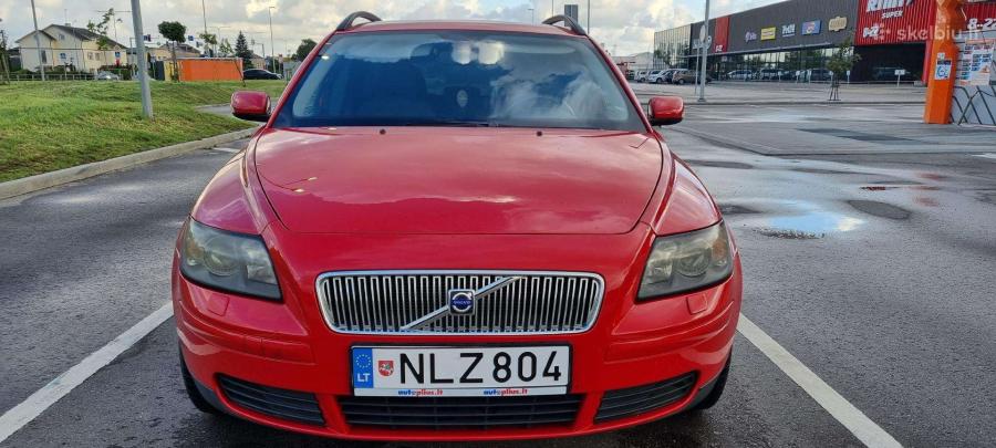 Red Volvo V50 2005 in Palanga, with an engine capacity of 1.80 L and mileage of 218 thousand km for 1700 €, photo 4 on AUTOMOTO.COM.LV