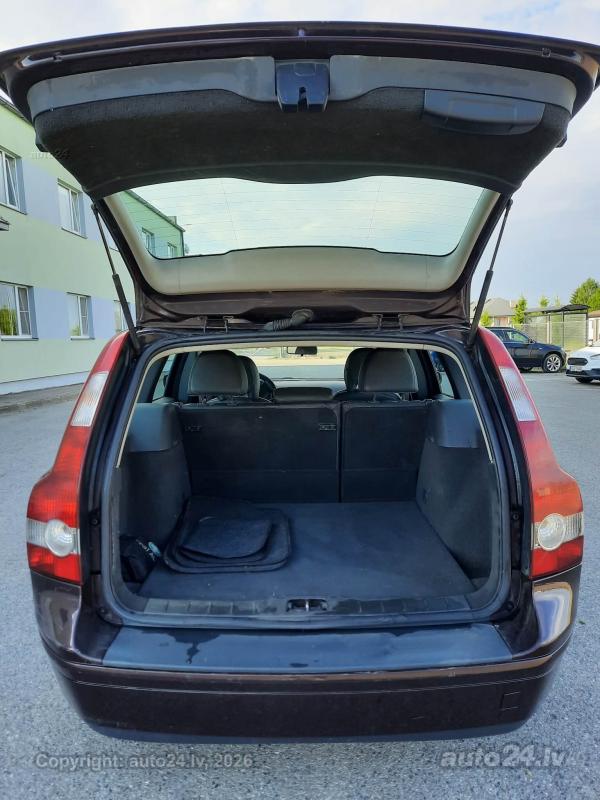 Sarkans Volvo V50 2005 Tallina, ar dzinēja tilpumu 2.40 L un nobraukumu 302 tūkst. km par 2000 €, foto 4 vietnē AUTOMOTO.COM.LV