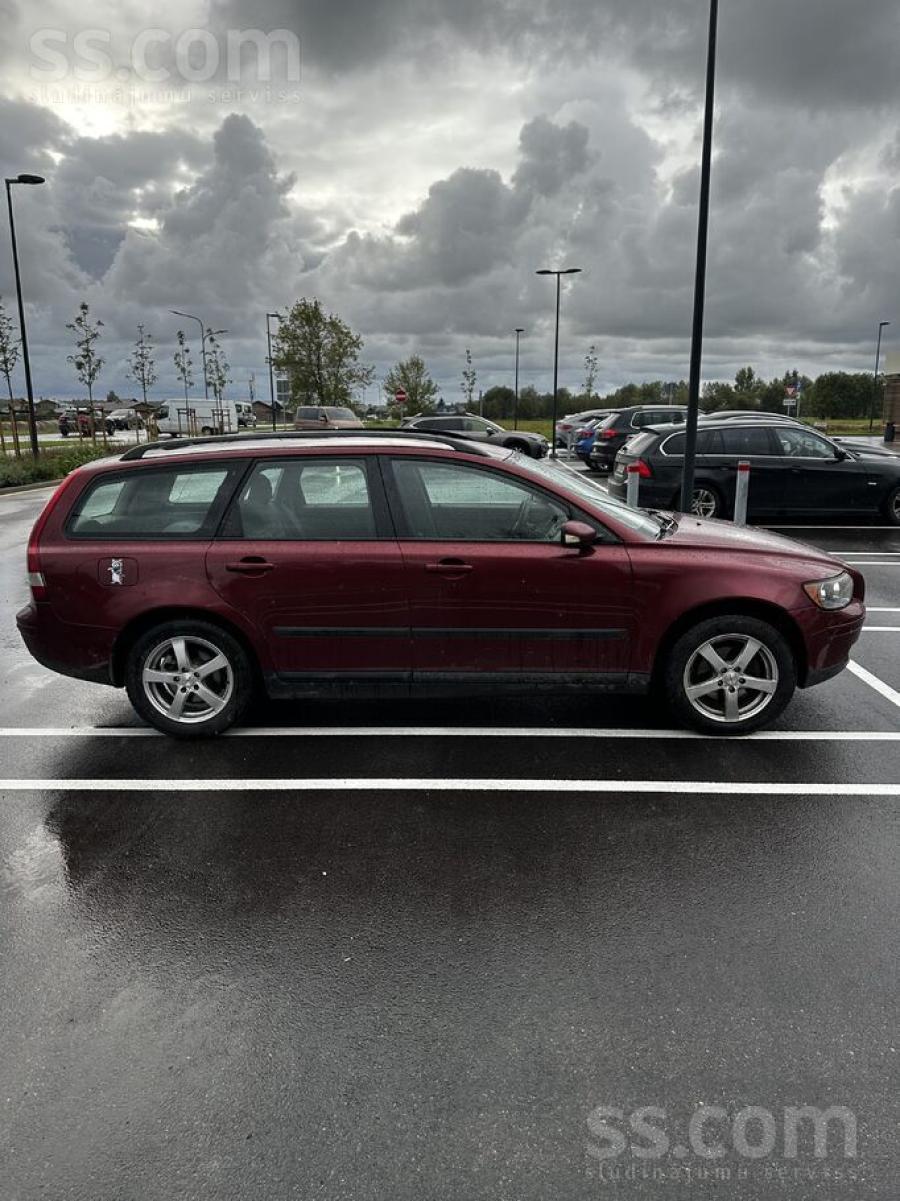 Red Volvo V50 2005 in Riga, with an engine capacity of 1.60 L and mileage of 375 thousand km for 950 €, photo 1 on AUTOMOTO.COM.LV