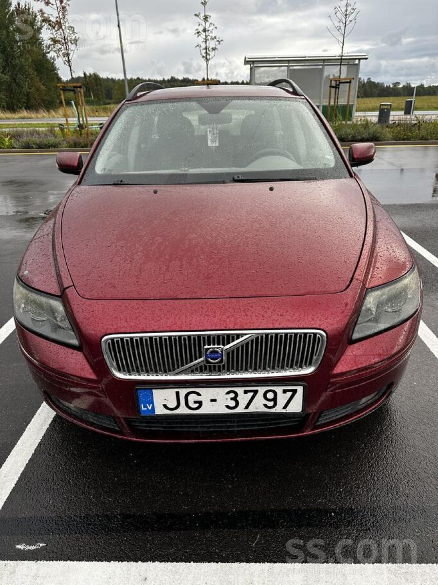 Red Volvo V50 2005 in Riga, with an engine capacity of 1.60 L and mileage of 375 thousand km for 950 €, photo 3 on AUTOMOTO.COM.LV