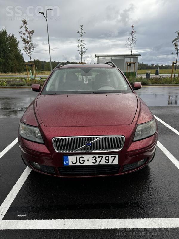 Volvo V50 2005 in Riga on AUTOMOTO.COM.LV Red Volvo V50 2005 in Riga, with an engine capacity of 1.60 L and mileage of 375 thousand km for 950 €, photo 5 on AUTOMOTO.COM.LV