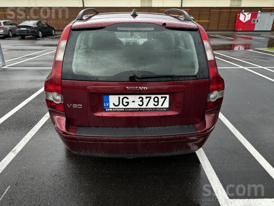 Red Volvo V50 2005 in Riga, with an engine capacity of 1.60 L and mileage of 375 thousand km for 950 €, photo 7 on AUTOMOTO.COM.LV