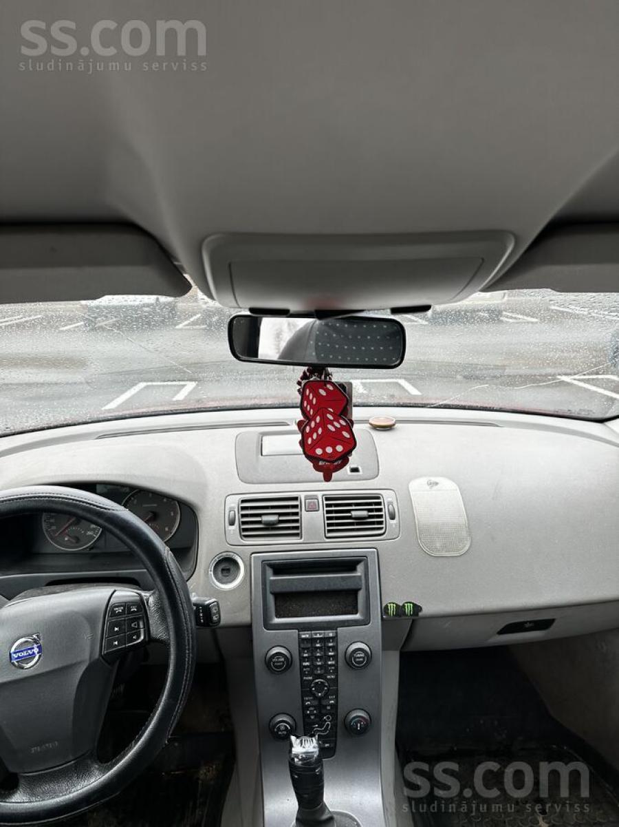 Red Volvo V50 2005 in Riga, with an engine capacity of 1.60 L and mileage of 375 thousand km for 950 €, photo 9 on AUTOMOTO.COM.LV