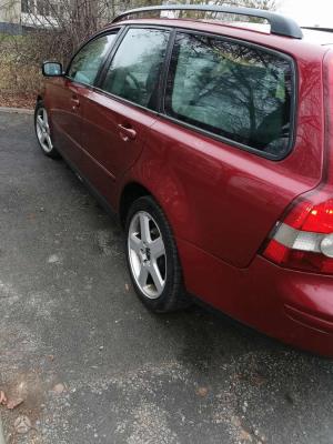 Red Volvo V50 2006 in Vilkaviskis, with an engine capacity of 2.00 L and mileage of 331 thousand km for 1100 €, photo 3 on AUTOMOTO.COM.LV