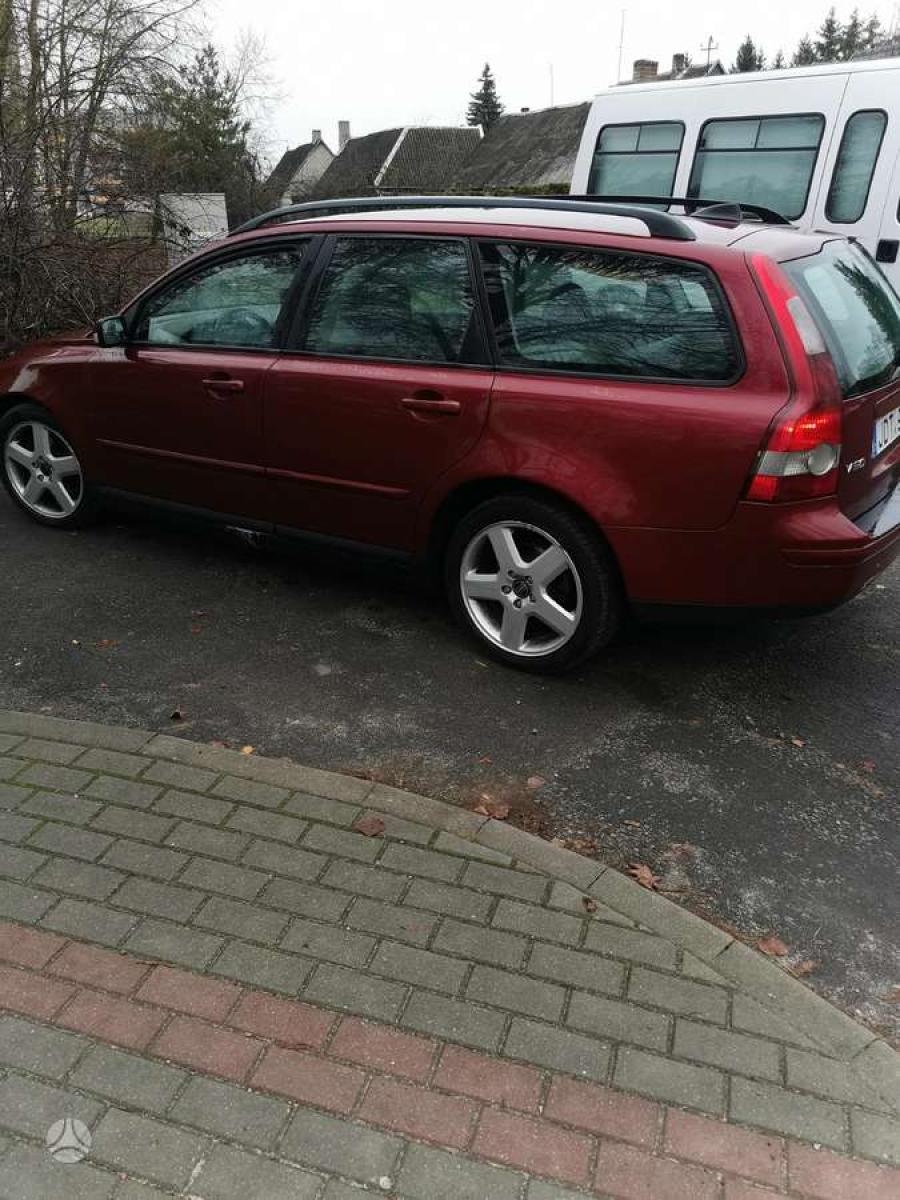 Red Volvo V50 2006 in Vilkaviskis, with an engine capacity of 2.00 L and mileage of 331 thousand km for 1100 €, photo 7 on AUTOMOTO.COM.LV