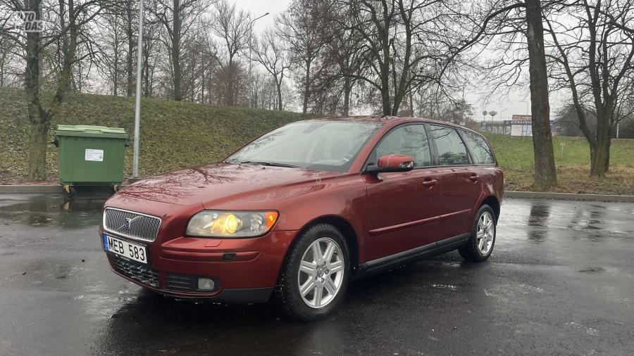 Red Volvo V50 2006 in Vilnius, with an engine capacity of 2.00 L and mileage of 400 thousand km for 1100 €, photo 1 on AUTOMOTO.COM.LV